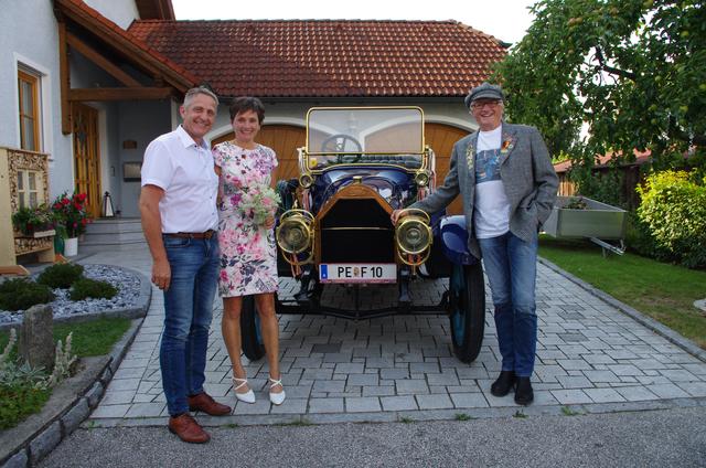 Schwertberg: 110 Jahre alter Oldtimer lässt Jubelpaar wieder an ...