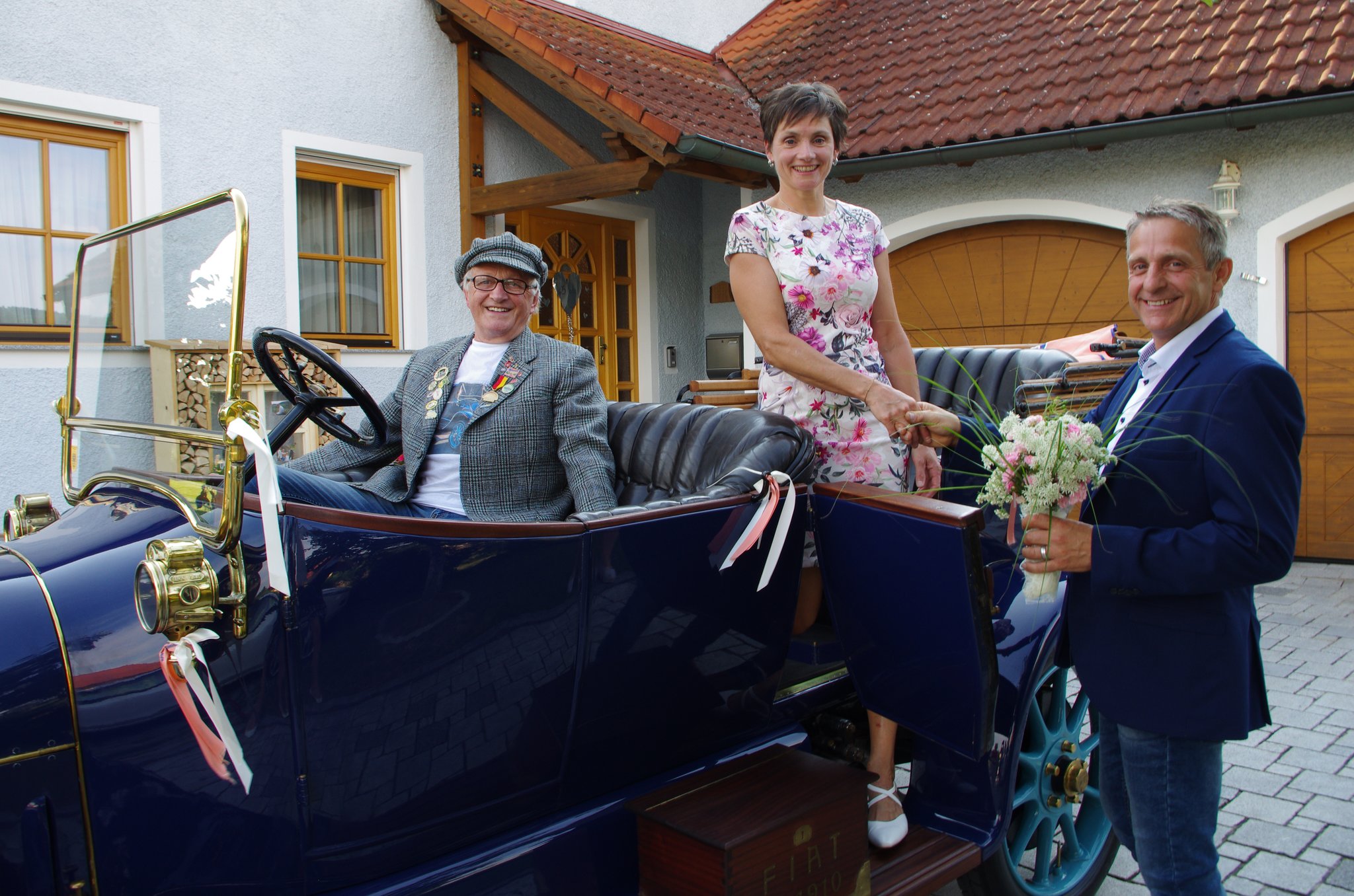 Schwertberg: 110 Jahre alter Oldtimer lässt Jubelpaar wieder an ...