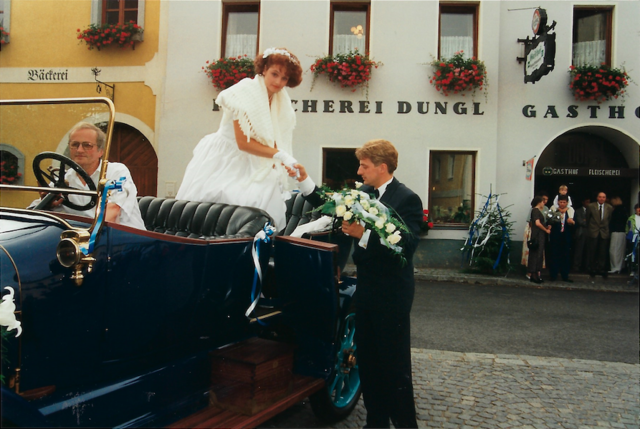 Schwertberg: 110 Jahre alter Oldtimer lässt Jubelpaar wieder an ...