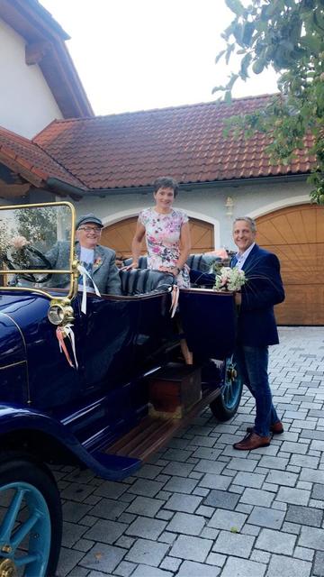 Schwertberg: 110 Jahre alter Oldtimer lässt Jubelpaar wieder an ...