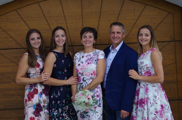 Schwertberg: 110 Jahre alter Oldtimer lässt Jubelpaar wieder an ...