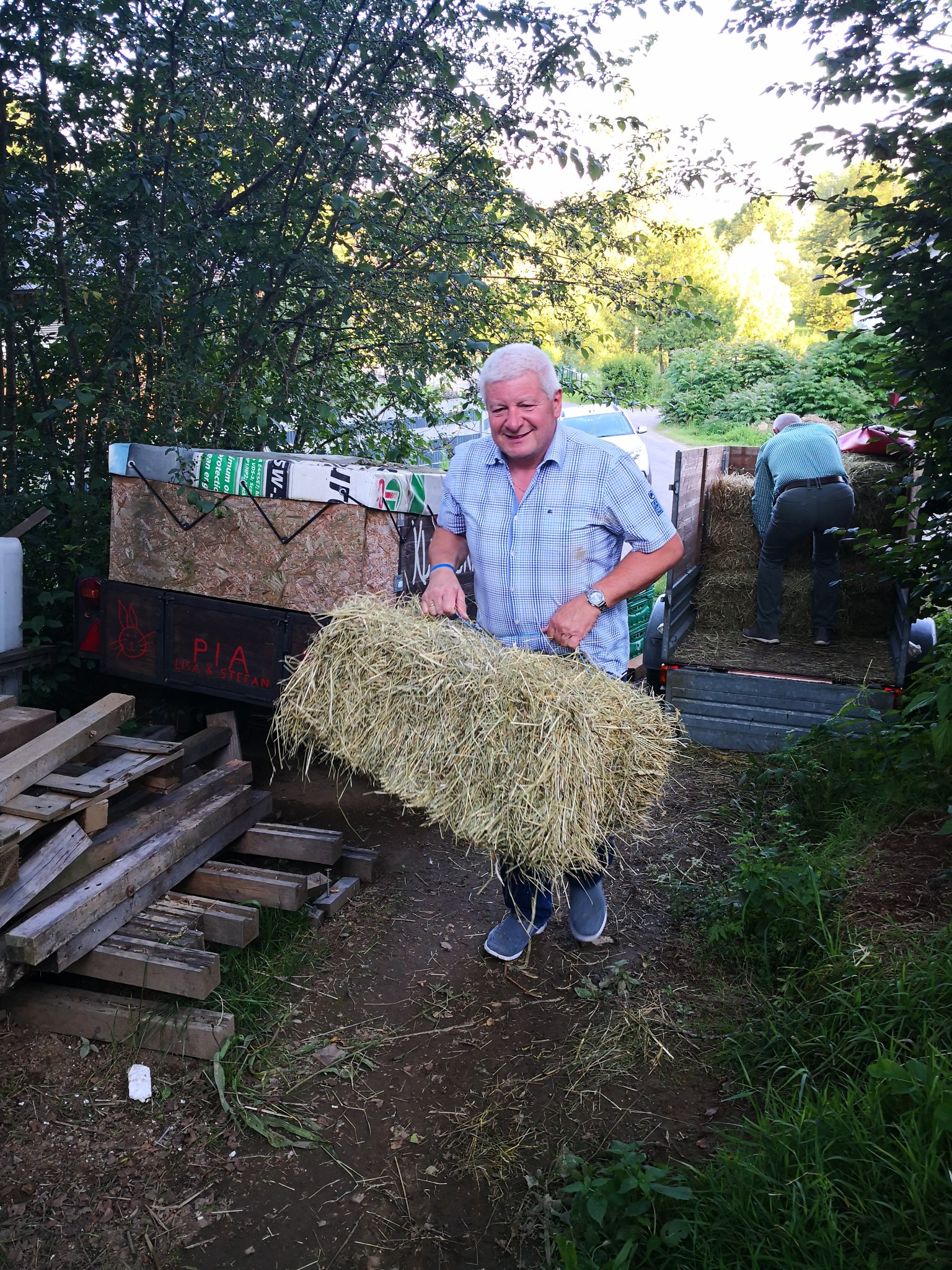 Unterstützung: FPÖ spendete Heu an Limas Tierparadies - Urfahr-Umgebung
