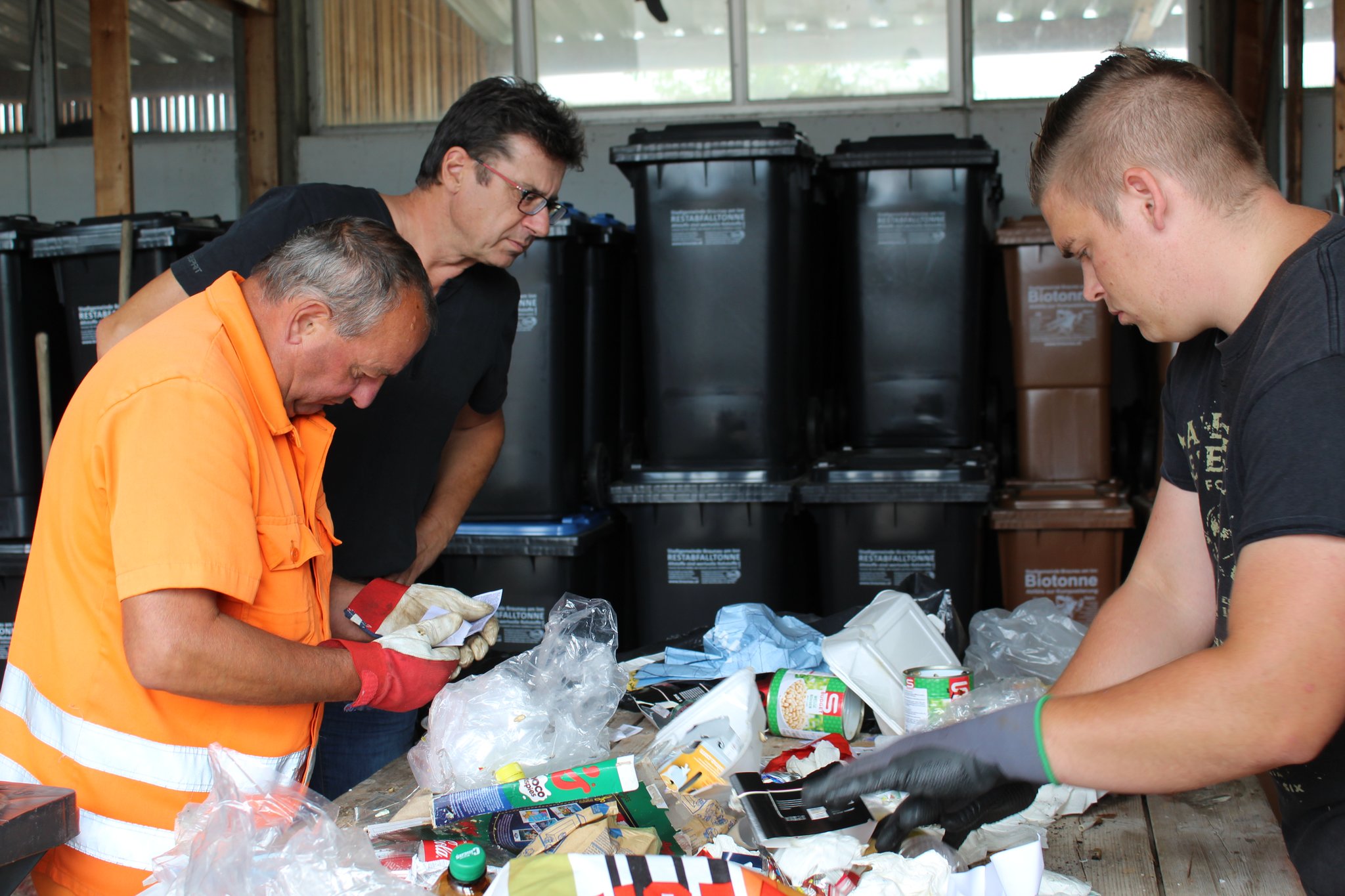 Braunaus "SOKO Müll": "SpuSi Bauhof" ermittelt gegen Müllsünder - Braunau