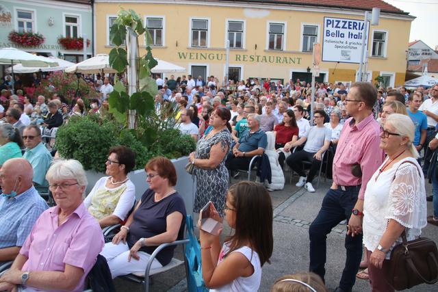 Langenlois: Militärmusik Niederösterreich begeisterte auf dem Holzplatz ...