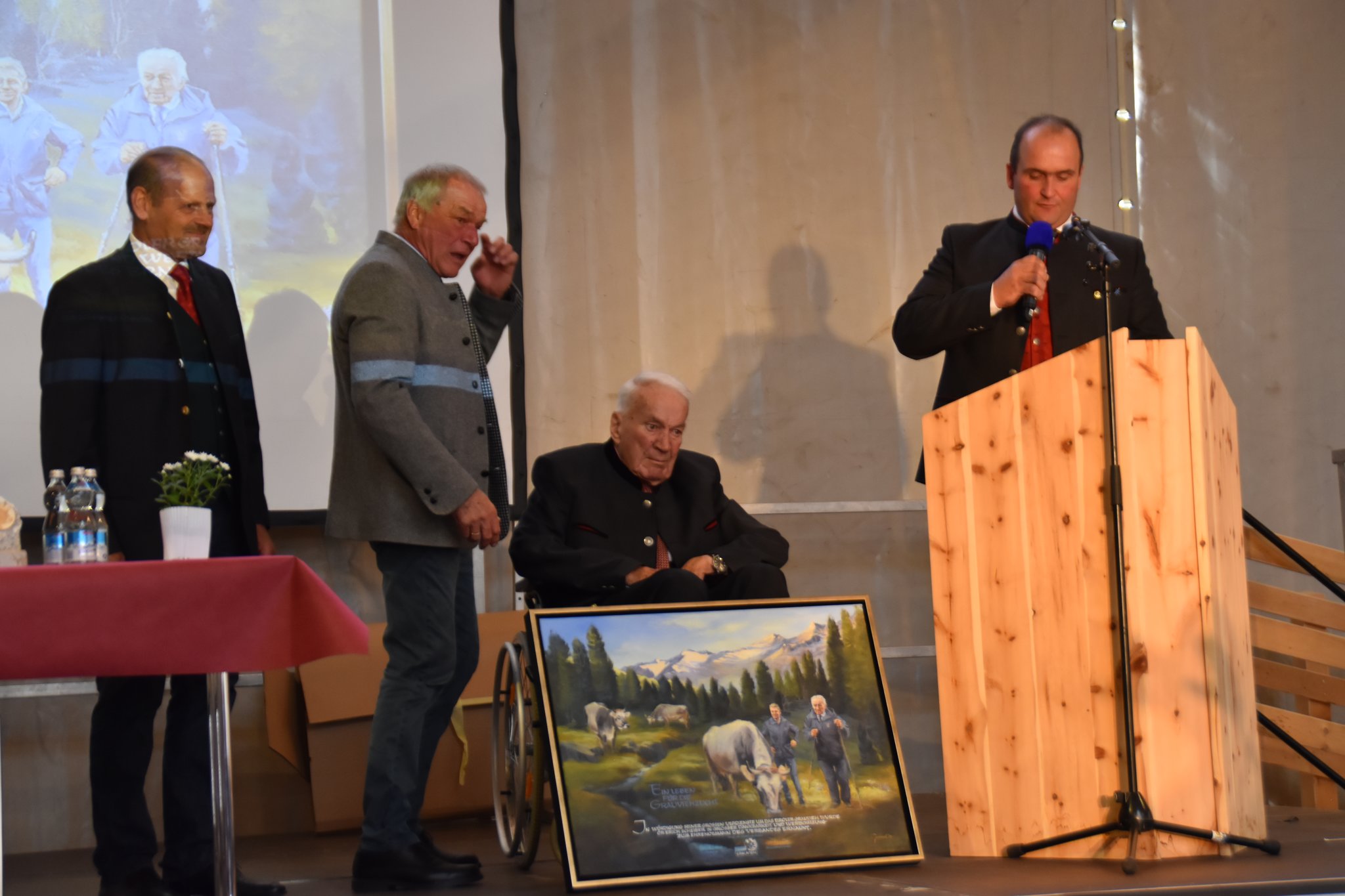Erich Scheiber wurde Ehrenobmann: Grauviehtog gespickt mit Höhepunkten ...