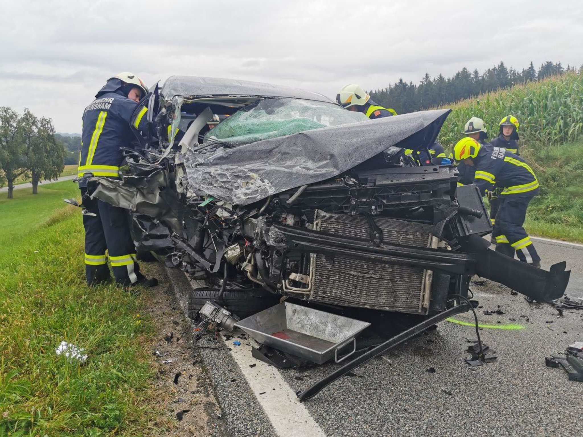 Schwerer Verkehrsunfall: Frontalcrash zwischen Auto und Kleintransporter auf Sauwaldbundesstraße ...