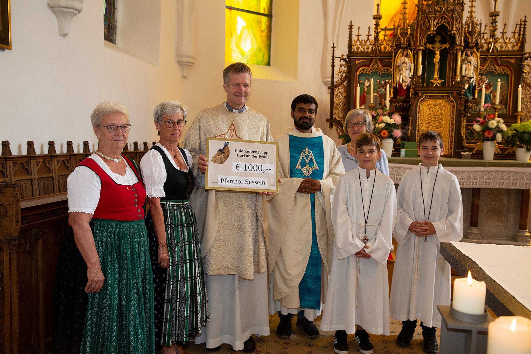 Dorf an der Pram: Goldhaubengruppe spendete 1.000 Euro für neue Sessel ...