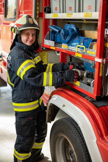 Ein Hobby mit Verantwortung: Mit Leib und Seele Feuerwehrfrau - Wels ...