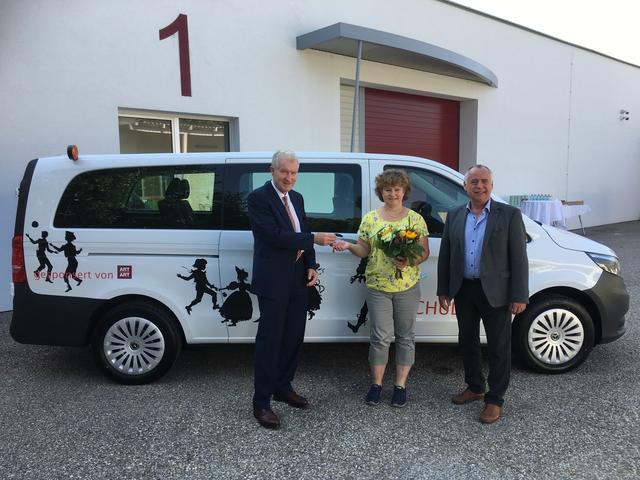 Haringsee: ArtforArt sponsert einen neuen Schulbus - Gänserndorf