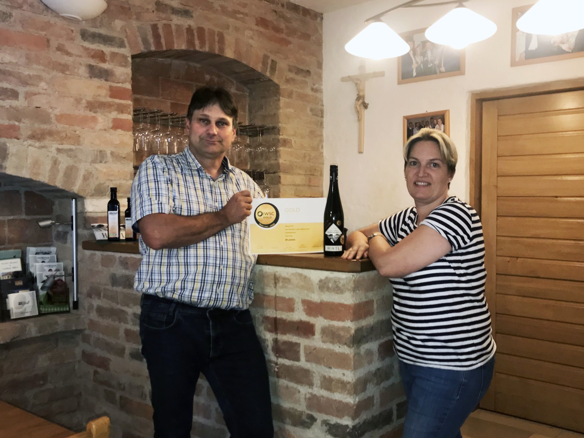 Gold bei IWSC: Weingut Hirtl gewinnt einzige österreichische ...