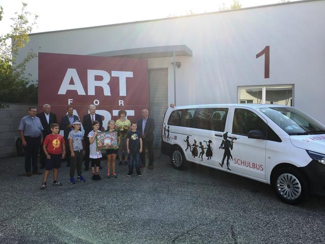 Haringsee: ArtforArt sponsert einen neuen Schulbus - Gänserndorf