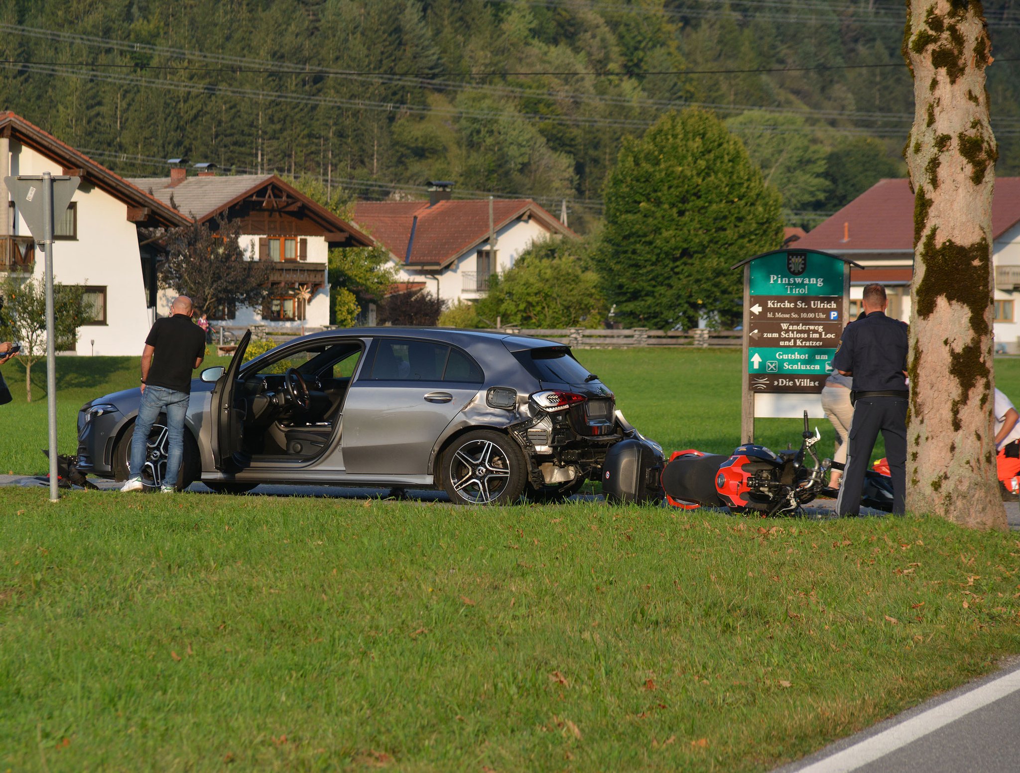 Verkehrsunfall in Unterpinswang: Motorradfahrer prallte gegen abbiegendes Auto - Reutte