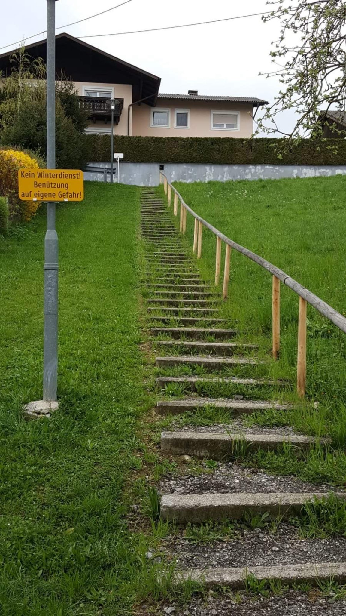 „50.000 Euro ins Nirgendwo“: Emotionale Diskussion um Gehwege in ...