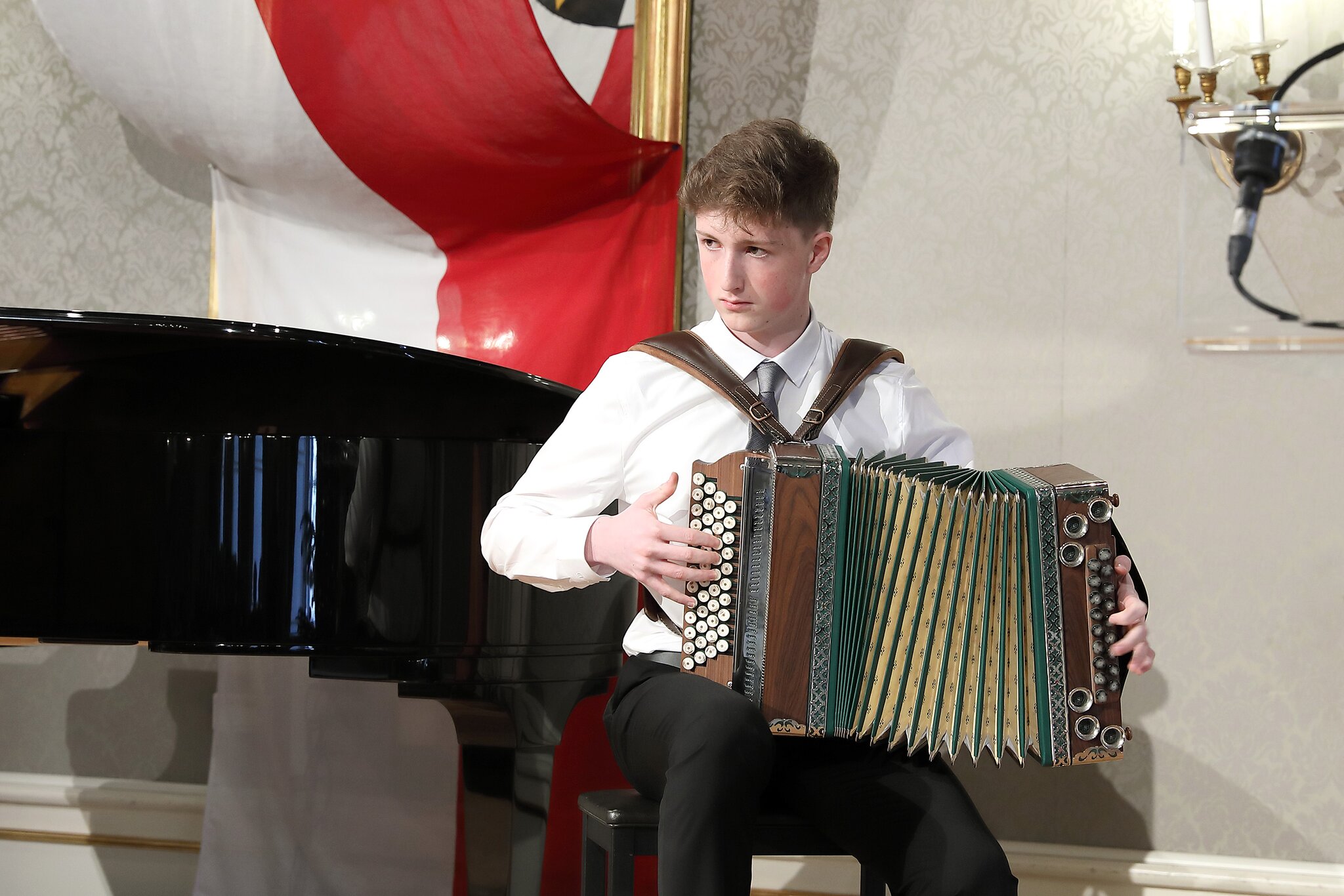 Talent in Schlagwerk und diatonischer Harmonika: Begeisterer Musiker ...