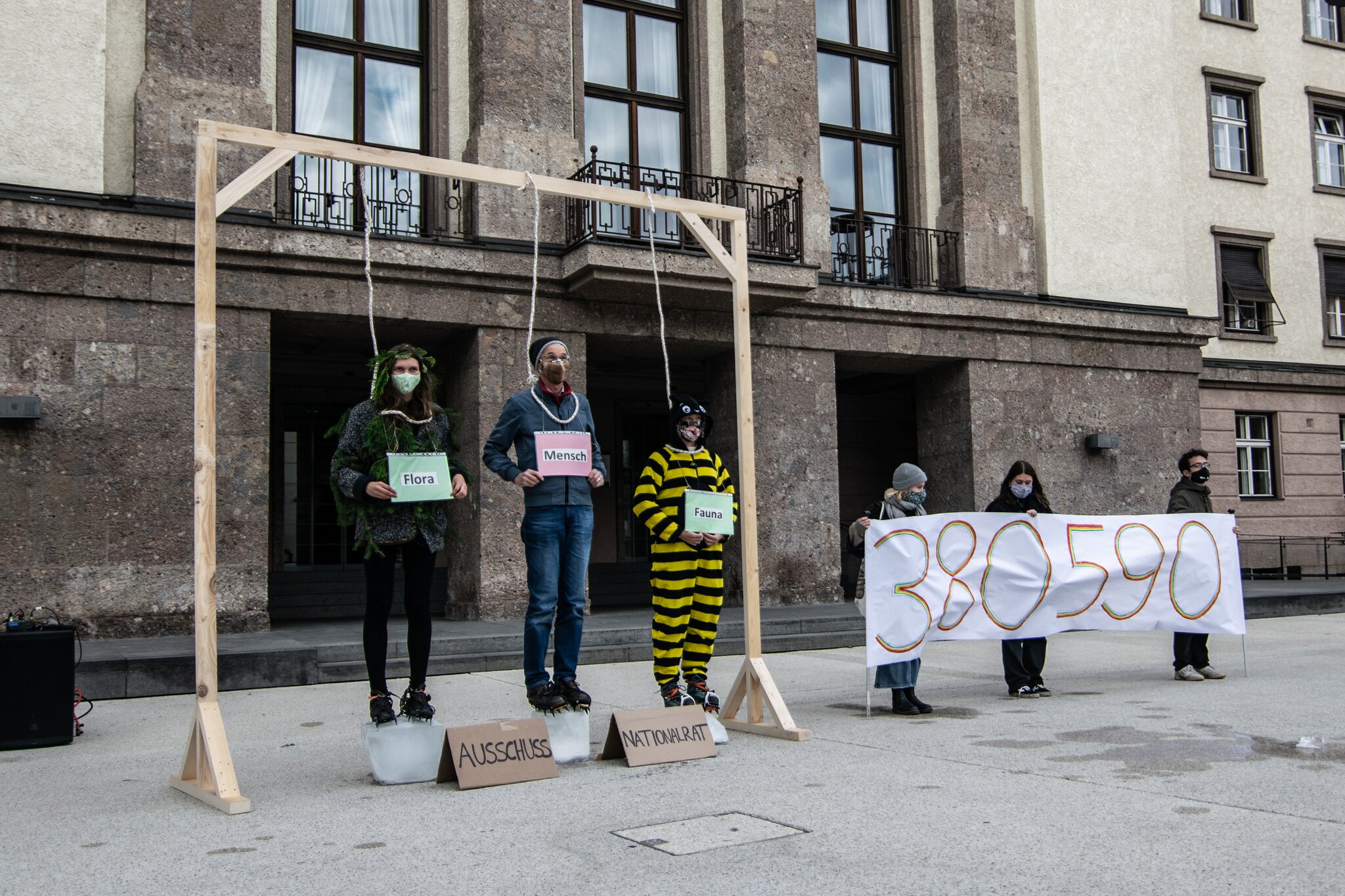 Protestaktion am Landhausplatz: Das Klima am Galgen – Mit Dramatik für ...