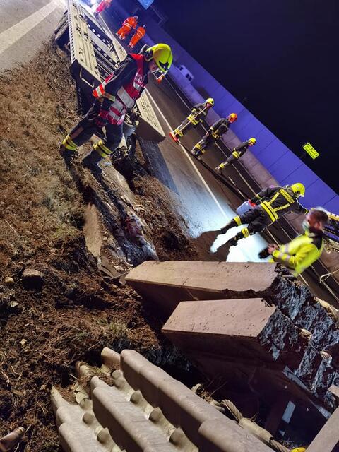 Unfall in Ansfelden: Feuerwehren zum Einsatz auf die A1 alarmiert ...