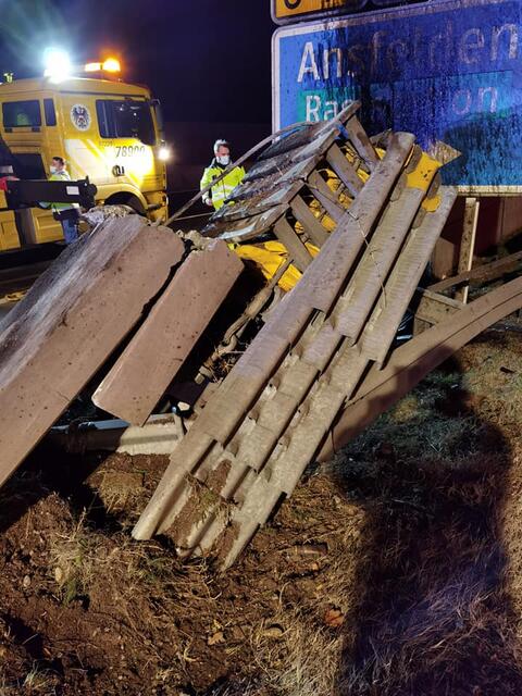 Unfall in Ansfelden: Feuerwehren zum Einsatz auf die A1 alarmiert ...