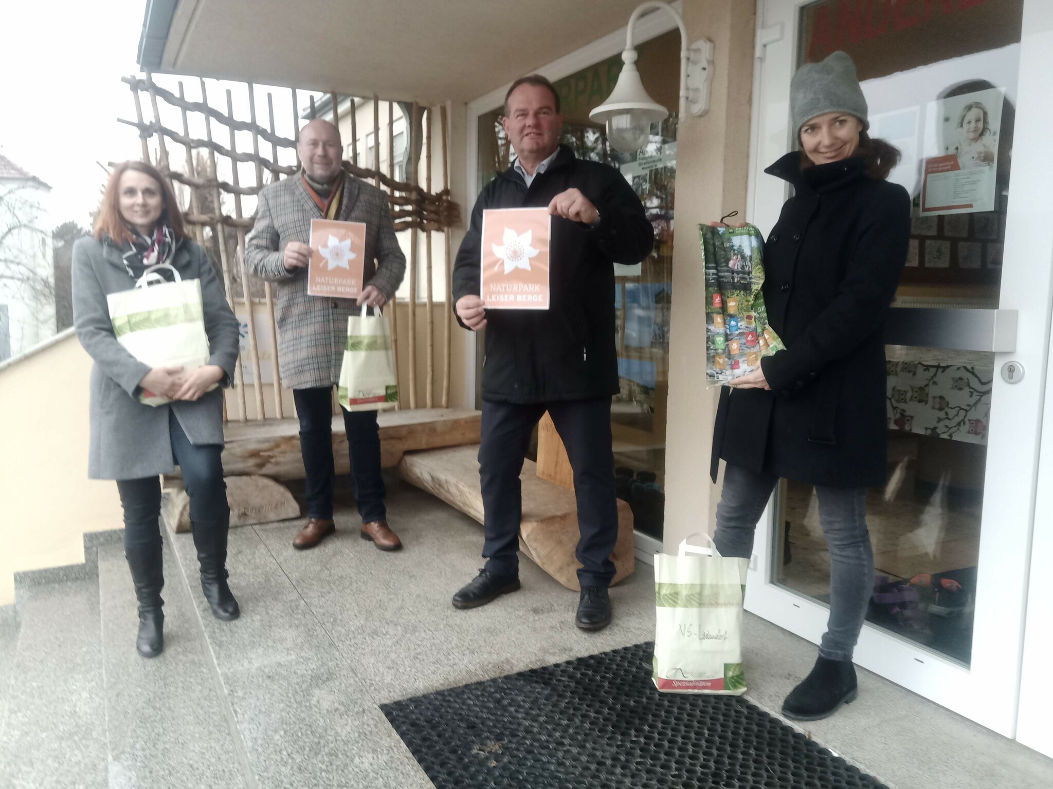 Weihnachtsgeschenke: Mit Schals ab in die Leiserberge - Mistelbach