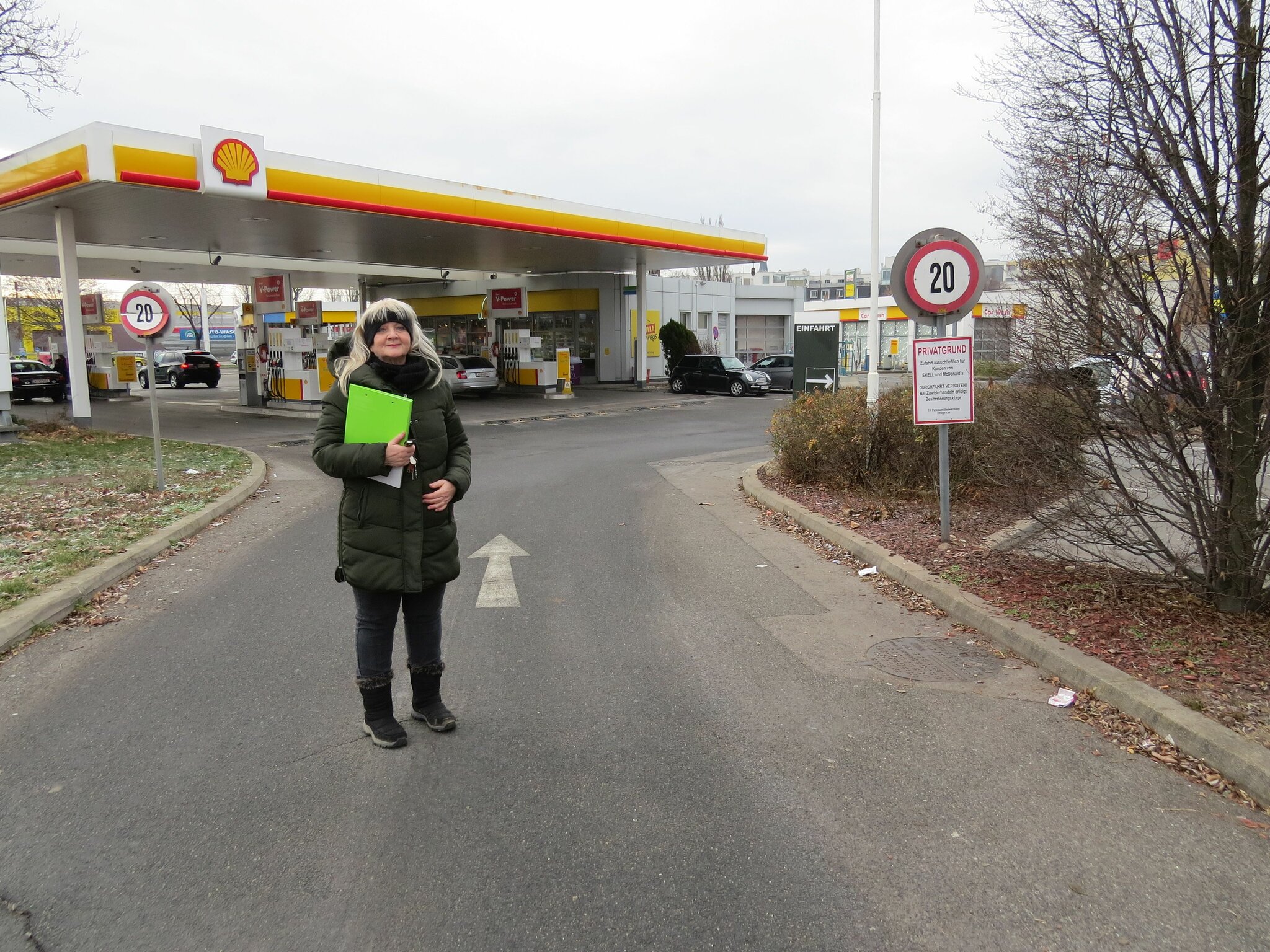 Klage statt Benzin: Durchfahrt zur Tankstelle verboten - Floridsdorf