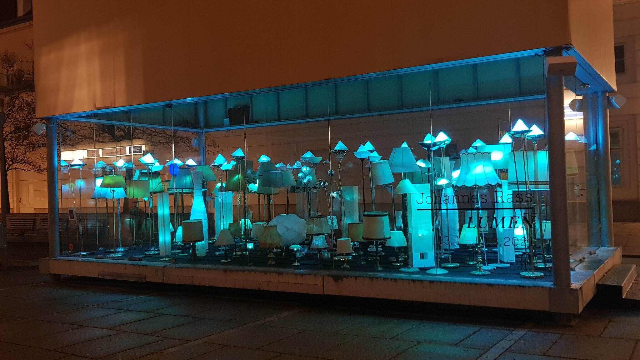 "Lumen" by Johannes Rass!: Stehlampen-Installation in der MQ Art Box ...