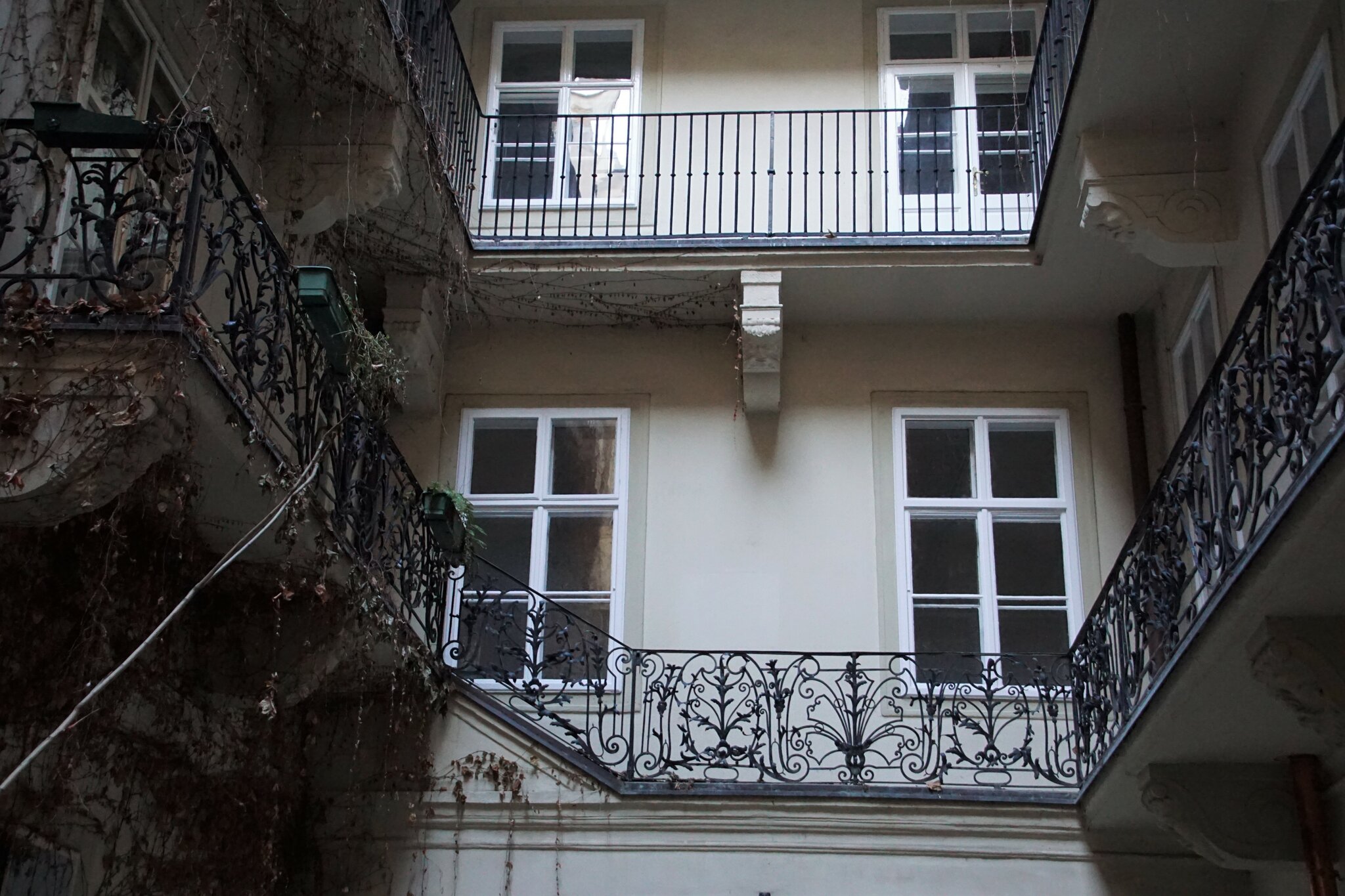 Innenhöfe: Altwiener Innenhöfe und Pawlatschen - Nestroy - Liesing