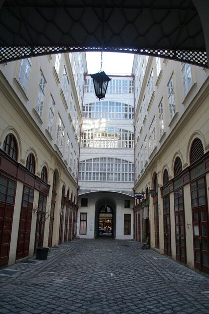 Innenhöfe: Altwiener Innenhöfe und Pawlatschen. - Liesing