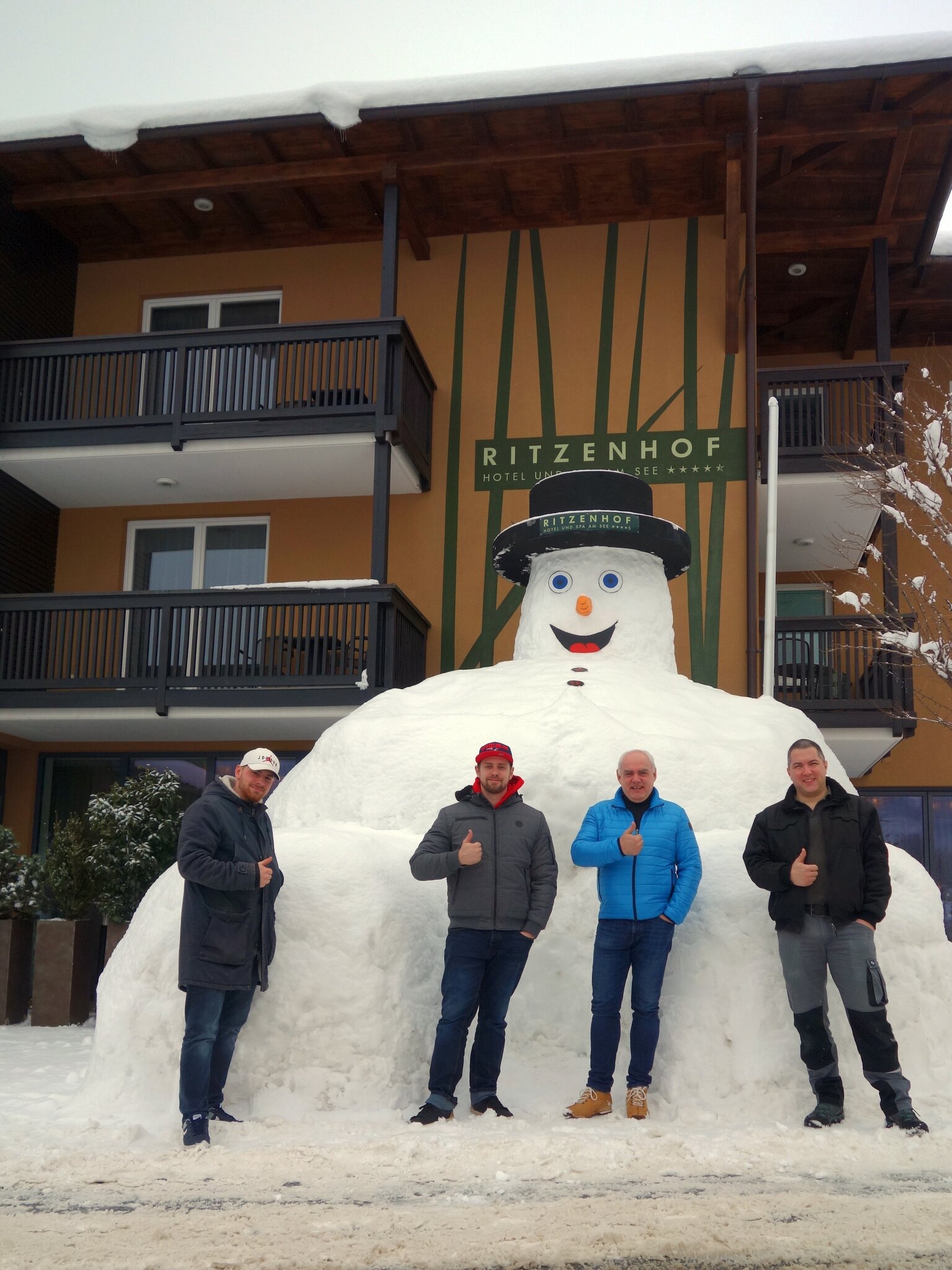 Saalfelden: Riesiger Schneemann begrüßt Passanten beim Ritzenhof - Pinzgau