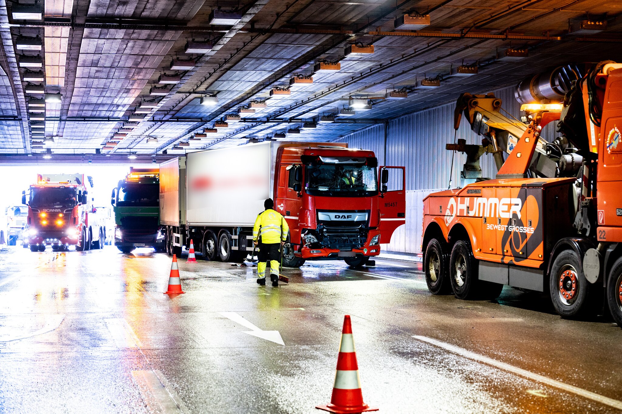 Unfall: Tunnel Bindermichl nach Lkw-Crash stundenlang gesperrt - Linz