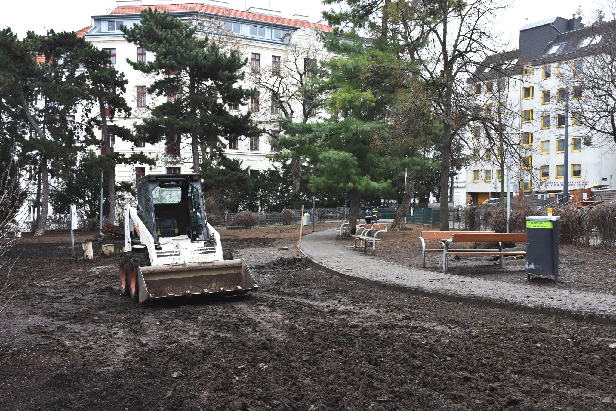 Neuer Rindenmulch: Frühjahrsputz in der Hundezone Schubertpark - Währing