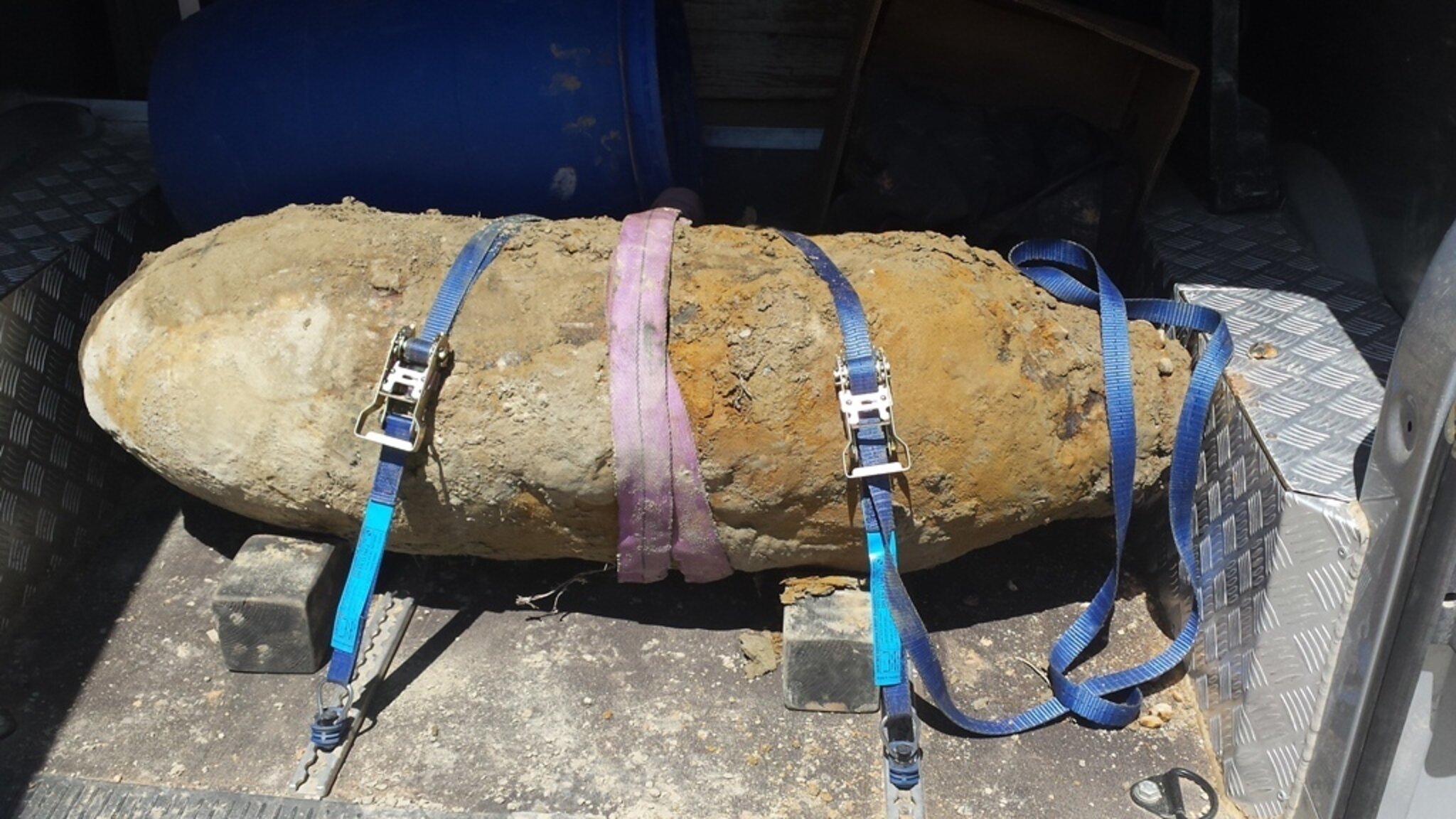 250 Kilogramm schwer, 120 Zentimeter lang: Fliegerbombe in Wald ...