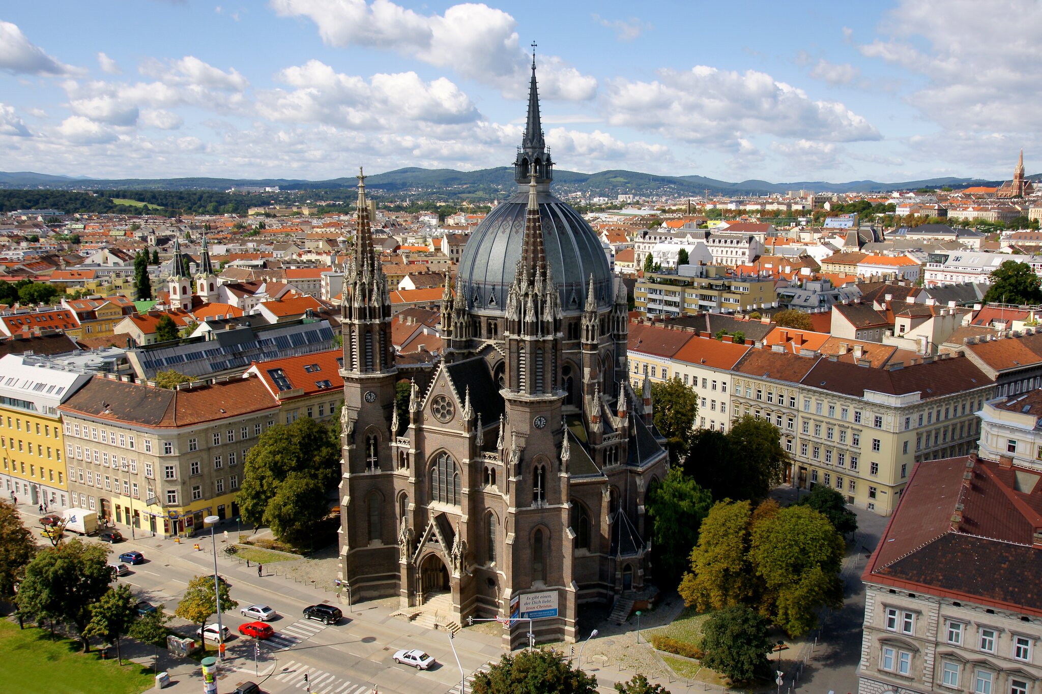 Rudolfsheim-Fünfhaus: Öffentlicher Schanigarten vor Kirche Maria vom ...