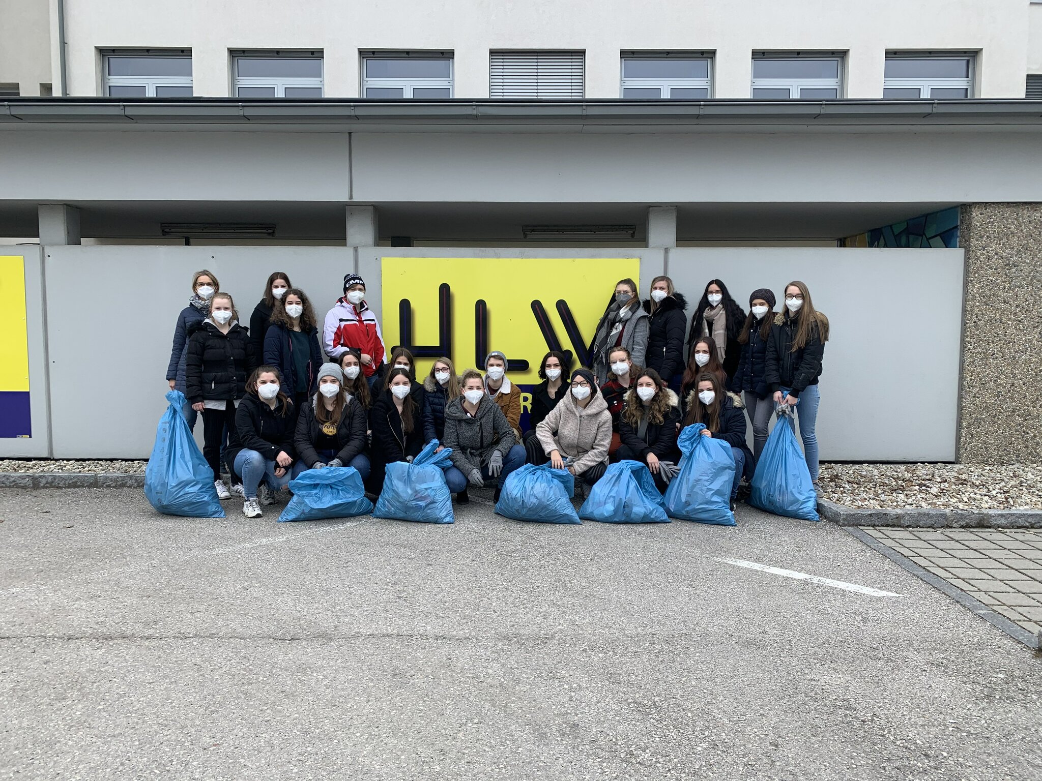 Perg: HLW-Klasse befreite Schulumgebung vom Müll - Perg