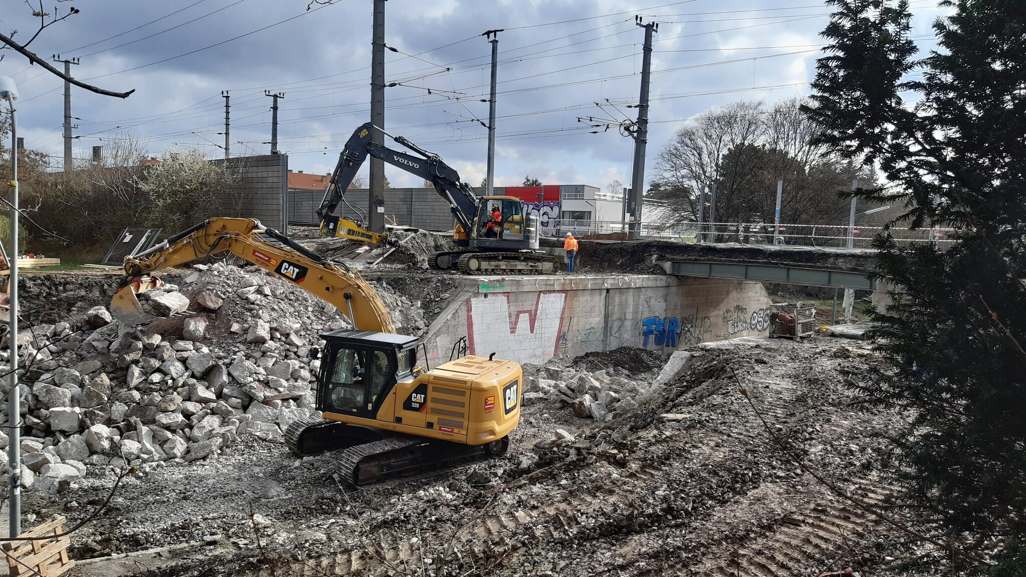 Bahnbrücke Lastenstraße: Der Umbau hat begeonnen - Liesing
