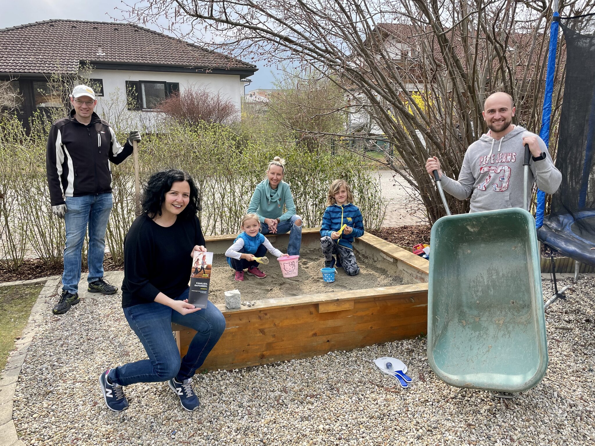 Kirchdorfs Sandkisten befüllt: Bürgermeisterkandidat Alex Hauser ...