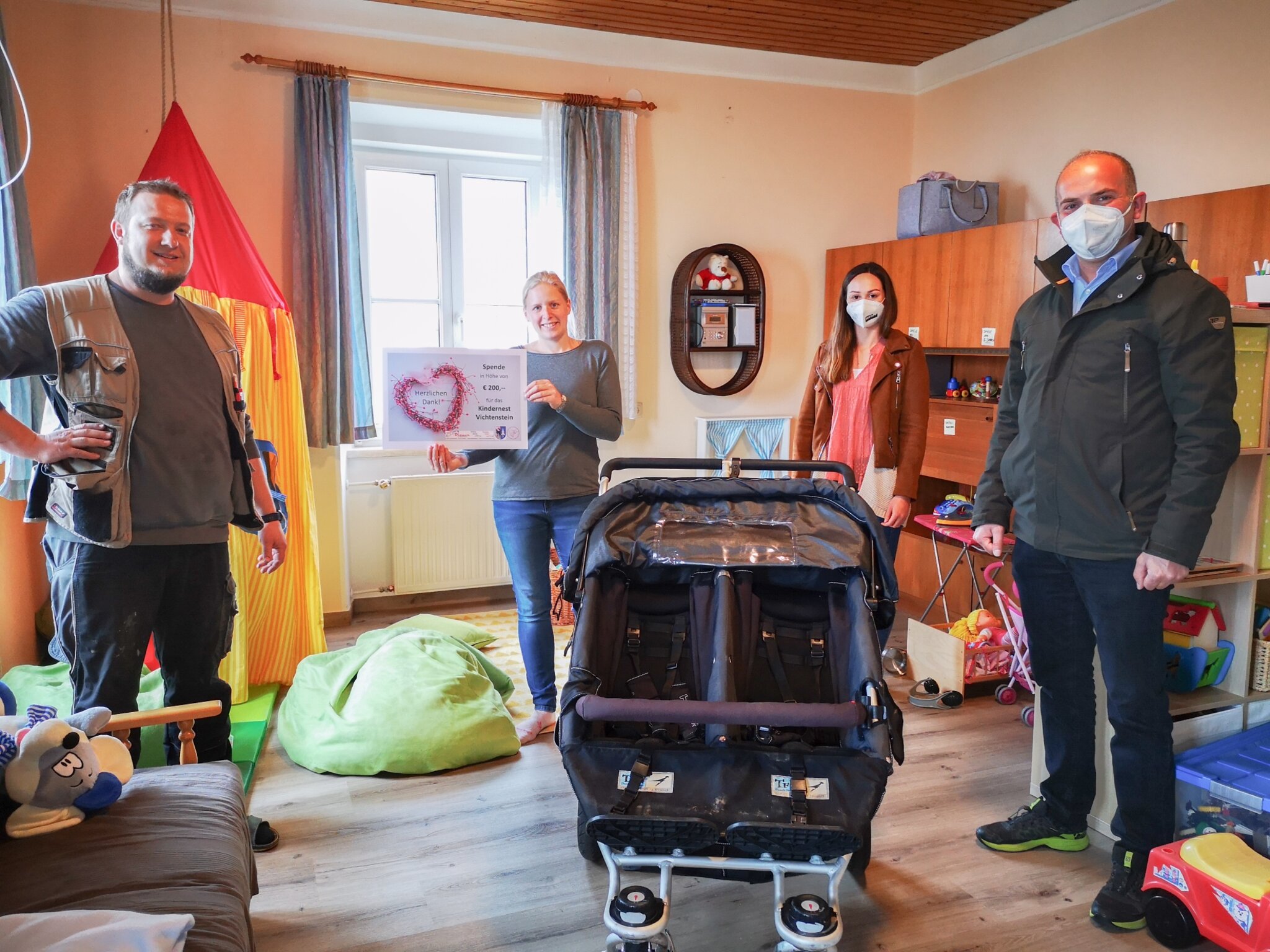 Gerhard Strasser: Ein Zwillingskinderwagen fürs Kindernest gespendet ...