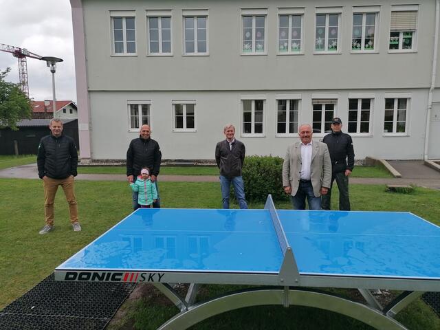 Jugend zur Bewegung bringen: Neuer Outdoor-Tischtennistisch vor der ...