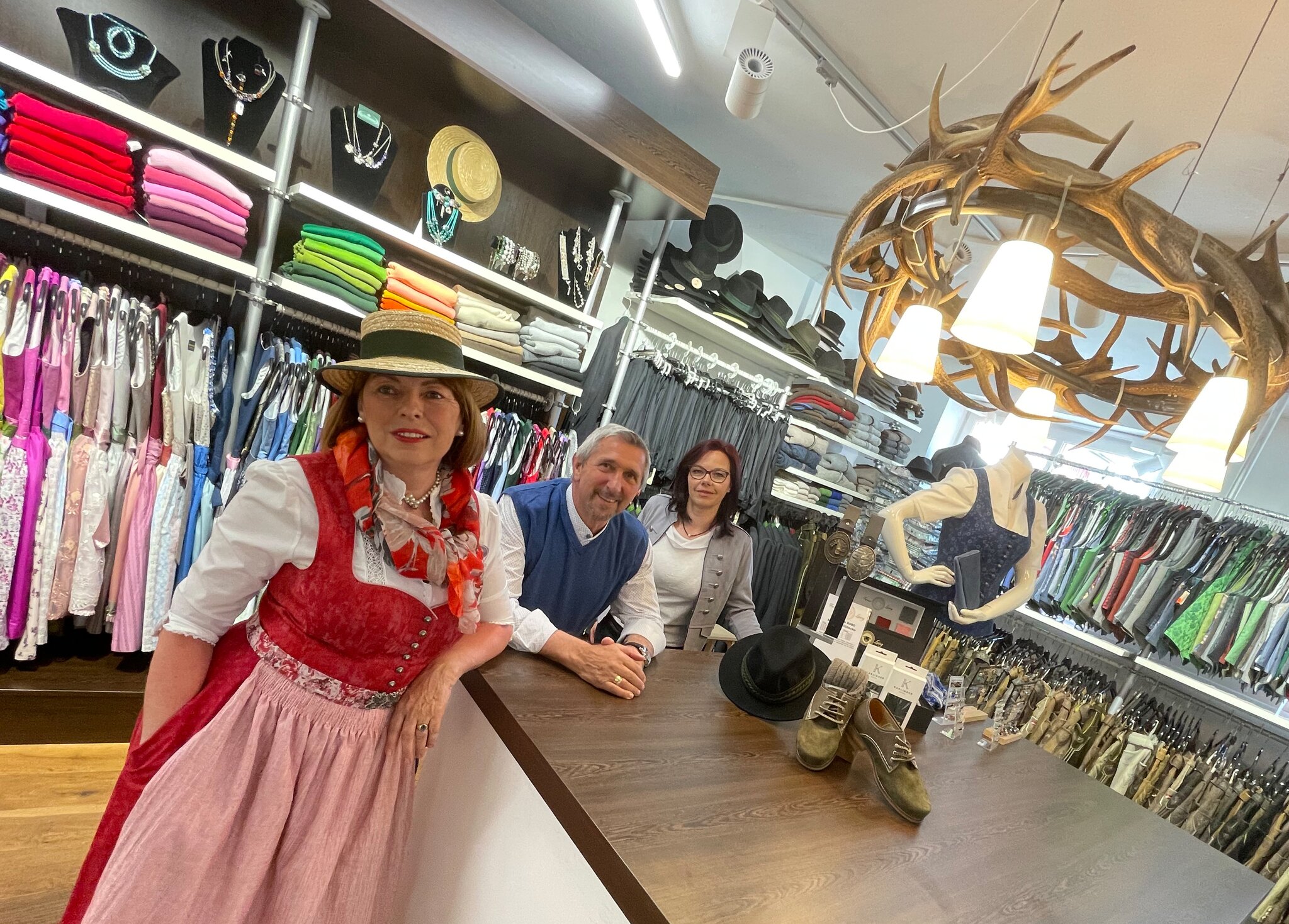 "s’Gwandl" vom Ferner": Flohmarkt und Trachten-Trends des Sommers 2021 ...