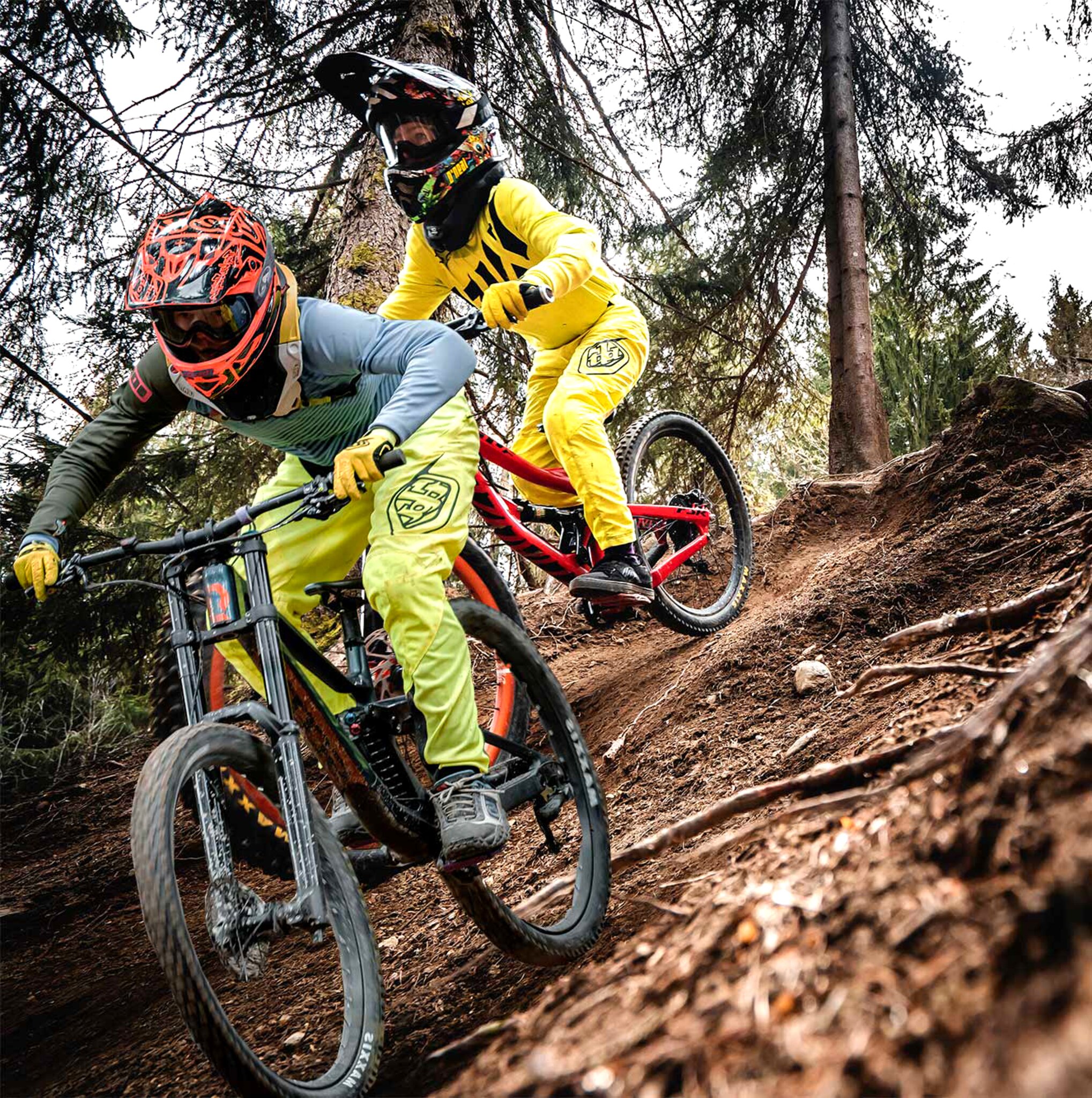 Moritz und Mona Waibl: Auf dem Mountainbike Richtung talwärts ...