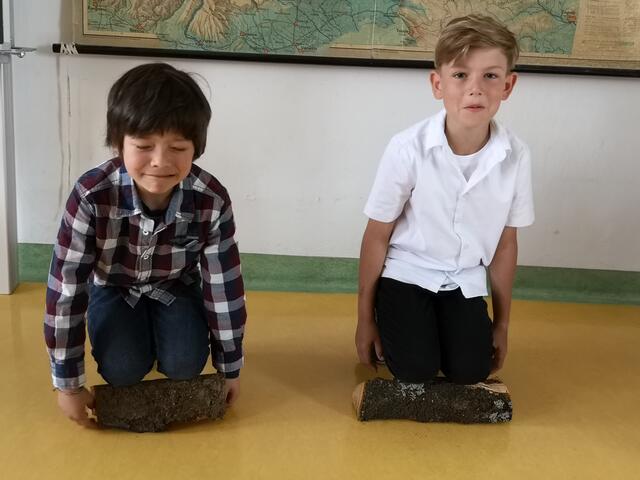 Schule wie vor 100 Jahren: Deutsch Tschantschendorfer Kinder auf ...