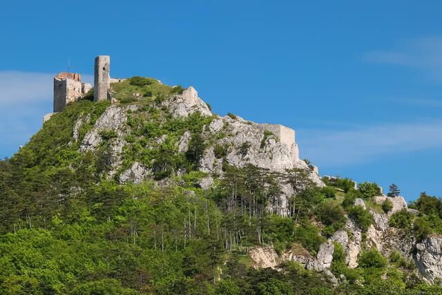 Hainburg: Hainburg an der Donau -Ruine Staatz: Eine Klippe mitten im ...
