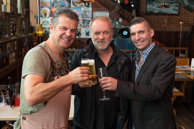 Musik: VIP Opening im neuen Austrian Pub mit Austropopper Alex Ribisch ...