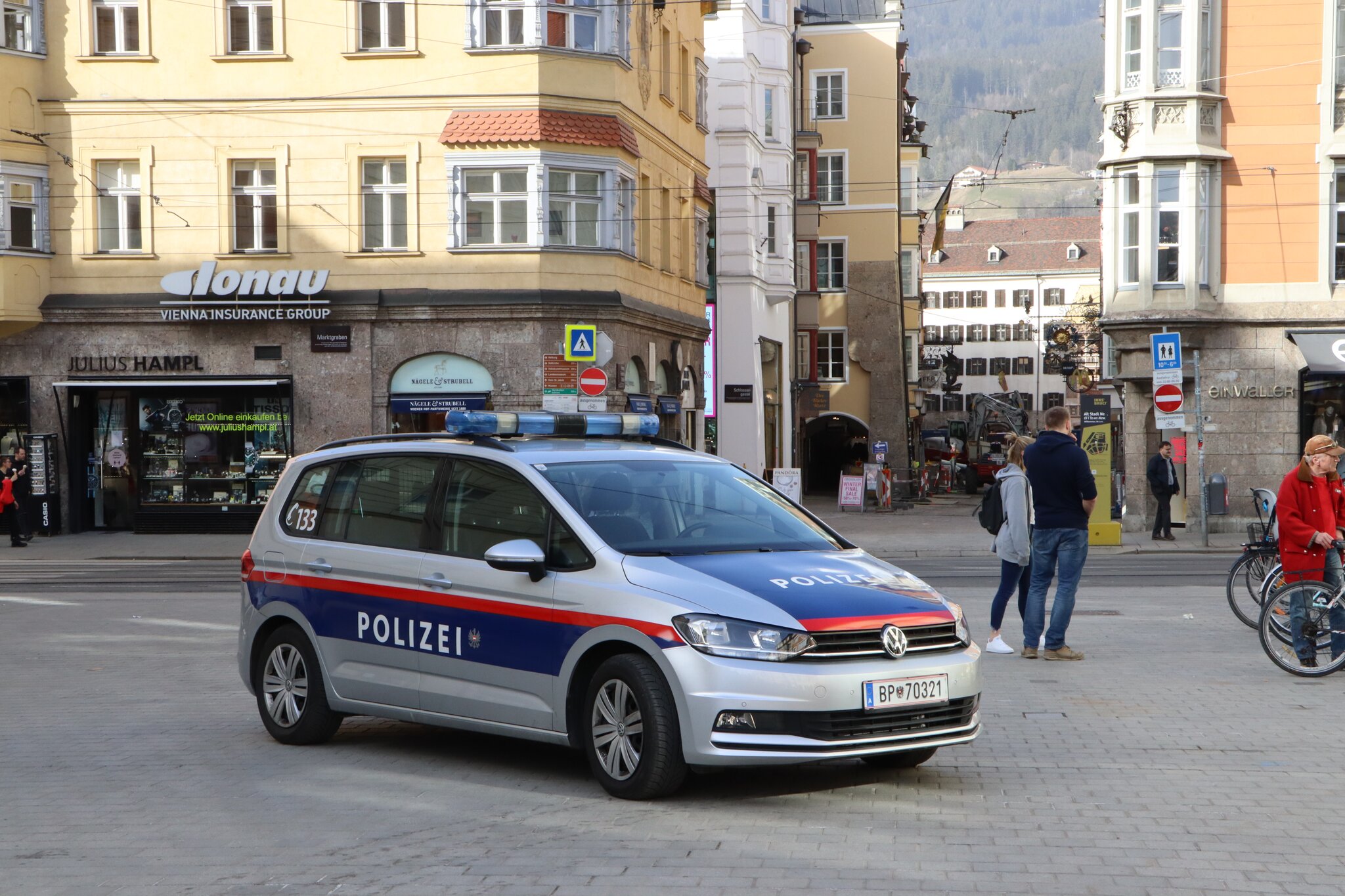Polizei Innsbruck: Fahrradunfall und Zusammenprall mit Fußgängerin ...