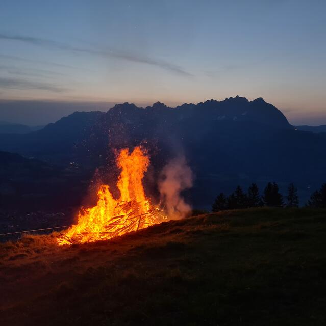 Berge in Flammen: Bergfeuer in den Kitzbüheler Alpen - Kitzbühel
