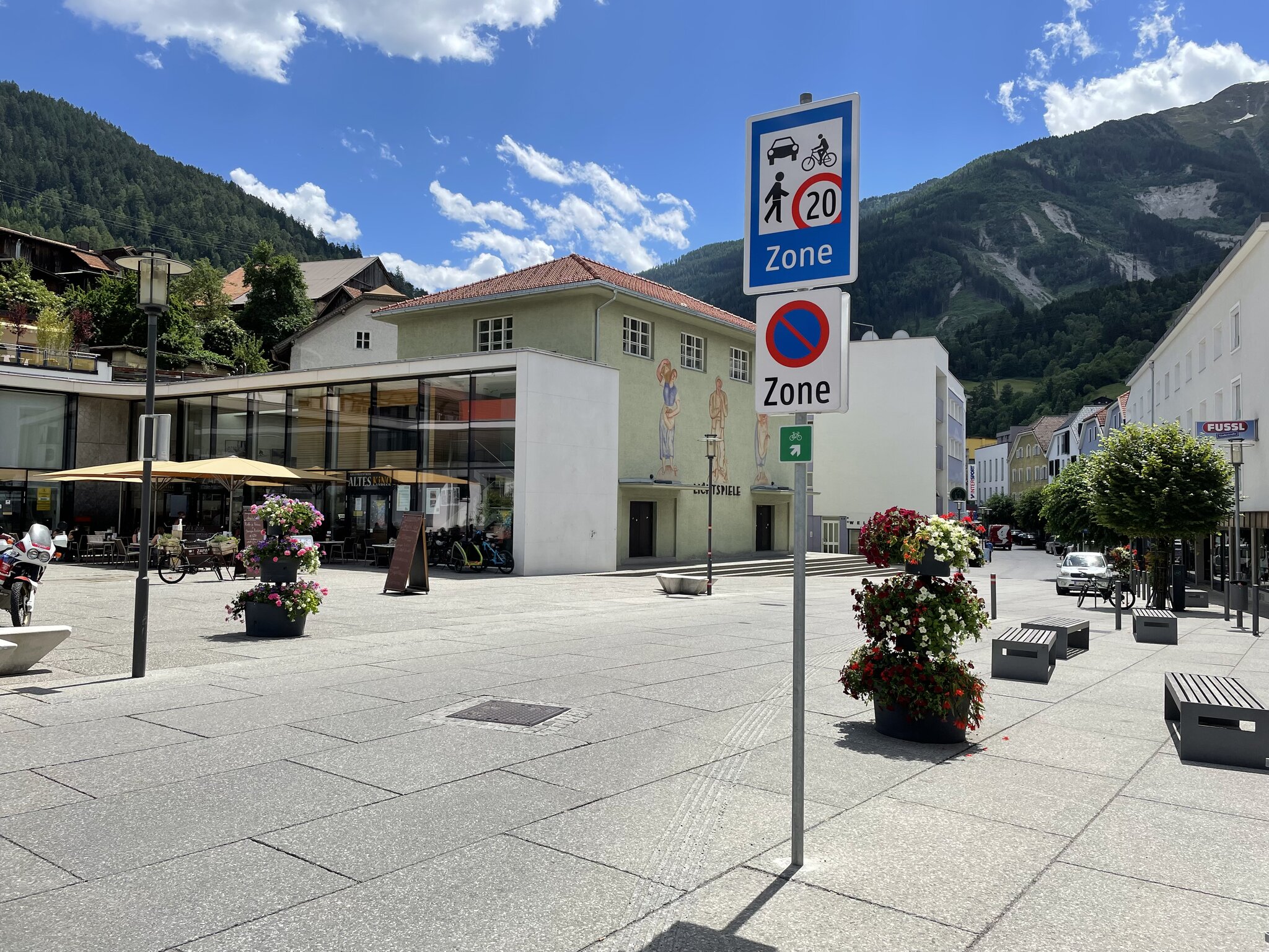 Attraktivierung: Neuer Blumenschmuck in der Landecker Begegnungszone ...