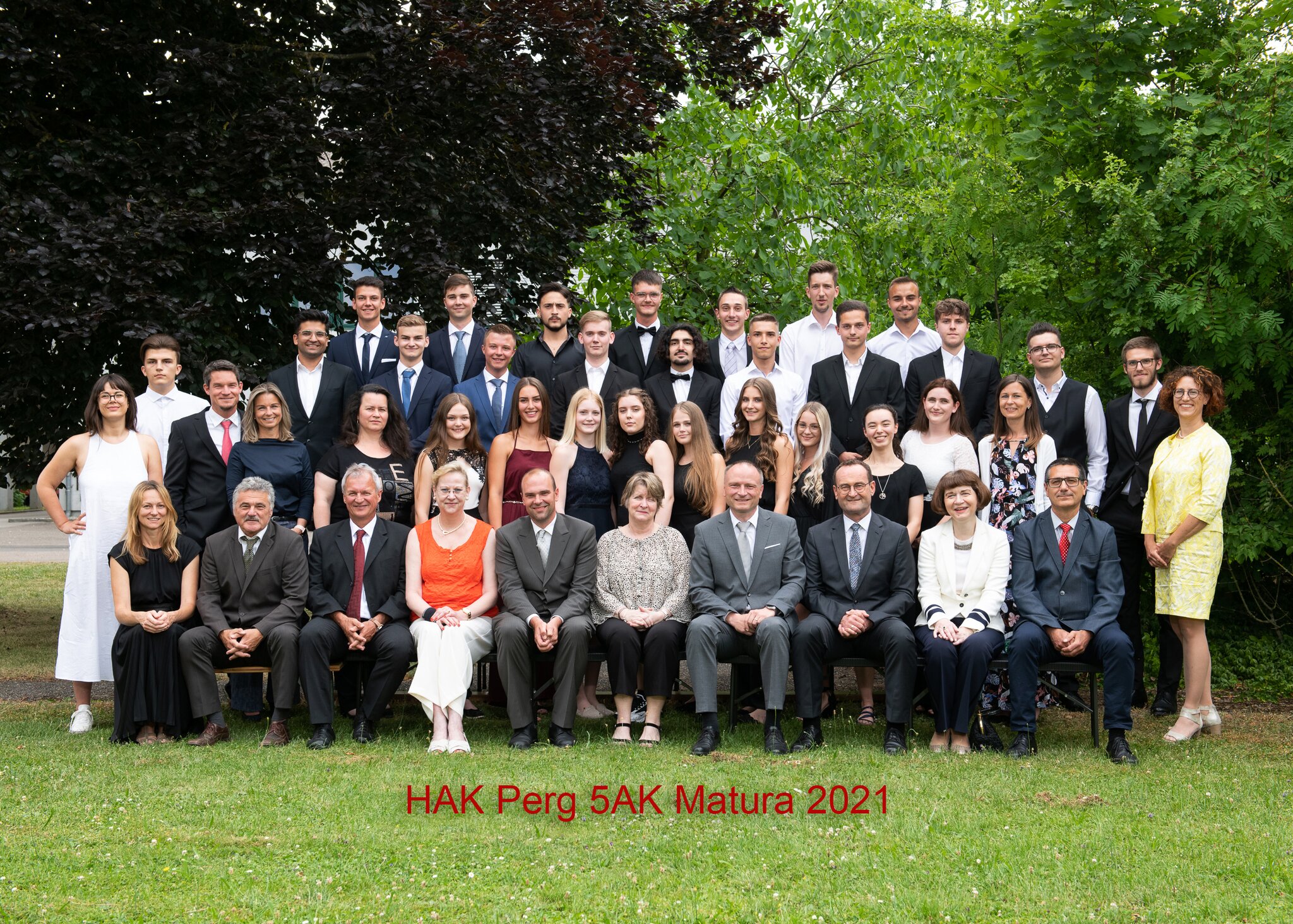 HAK Perg: 5AK und 3AS freuen sich über den erfolgreichen Abschluss - Perg