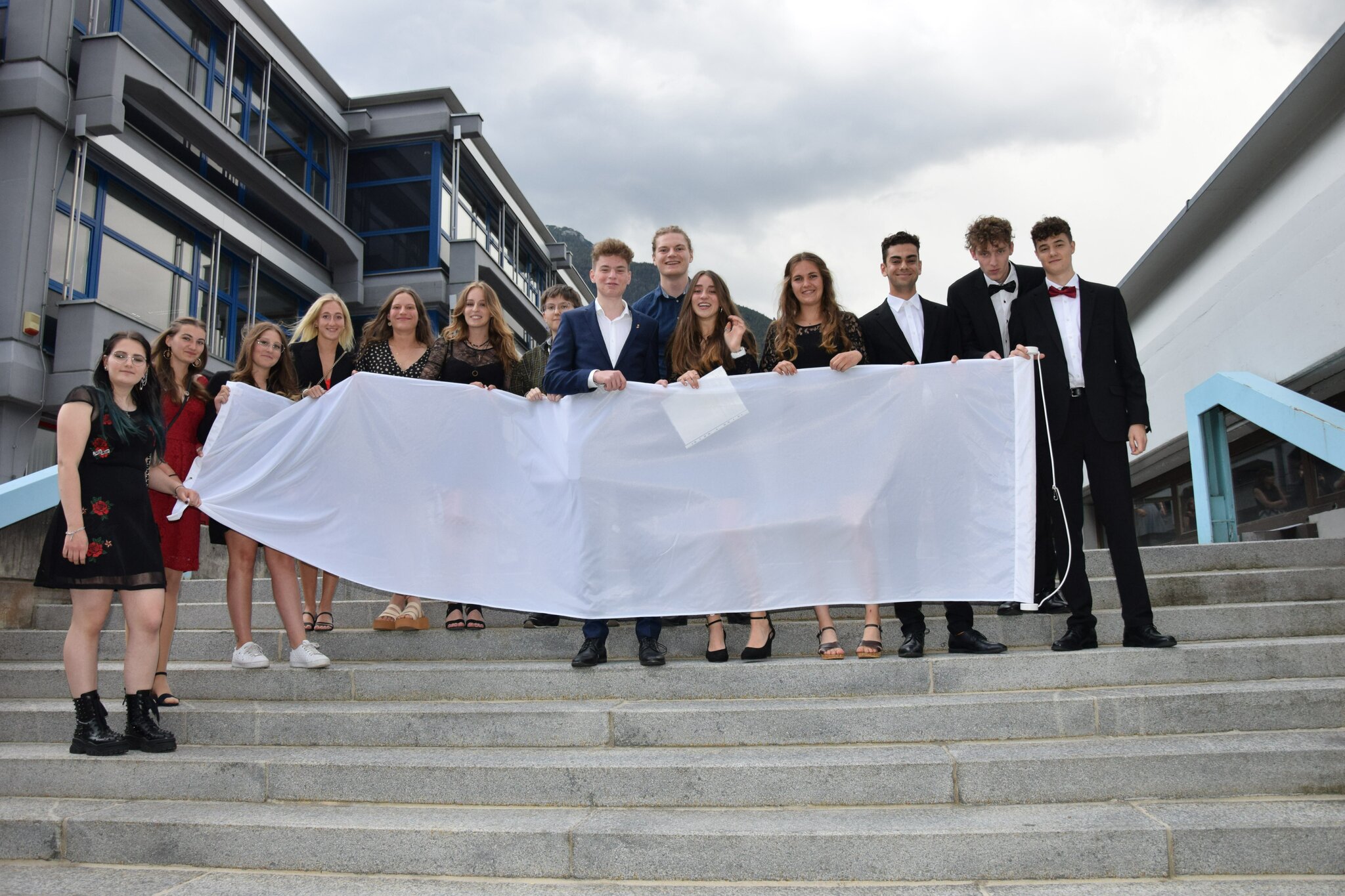 Gymnasium Imst: Zum Abschluss eine Weiße Fahne: Weiße Fahne am Gym Imst ...