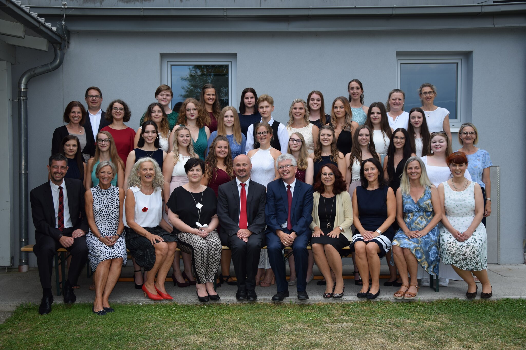 Perg: HLW-Klassen freuen sich über bestandene Matura - Perg