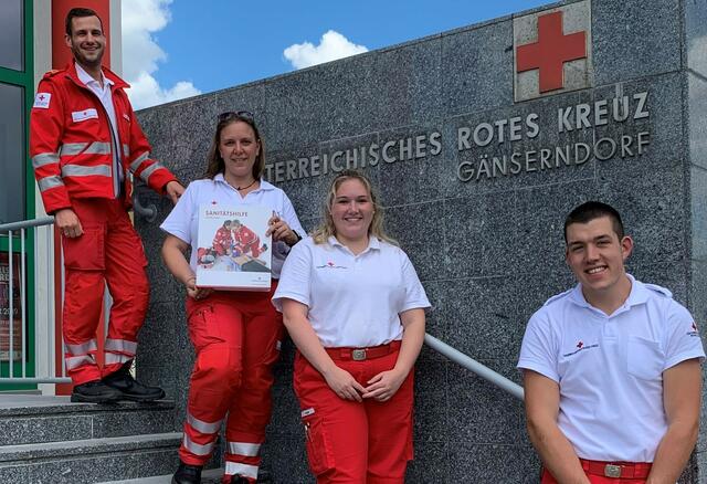 Großartiges freiwilliges Engagement: Neue Rettungssanitäter_Innen beim ...