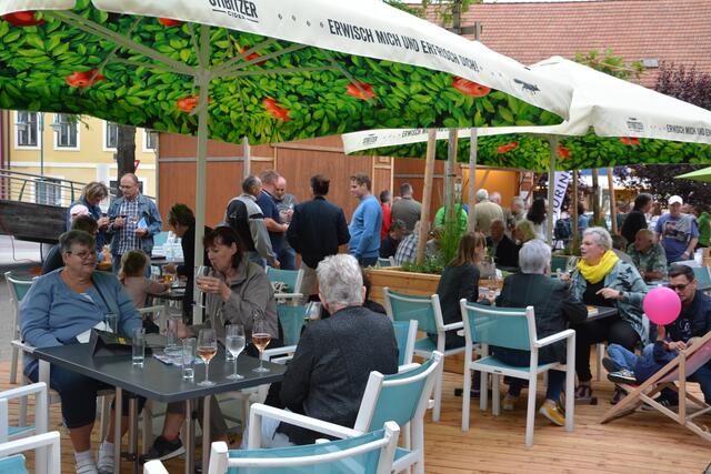 SonnenDECK als Wohlfühlzone am Hauptplatz - Mistelbach