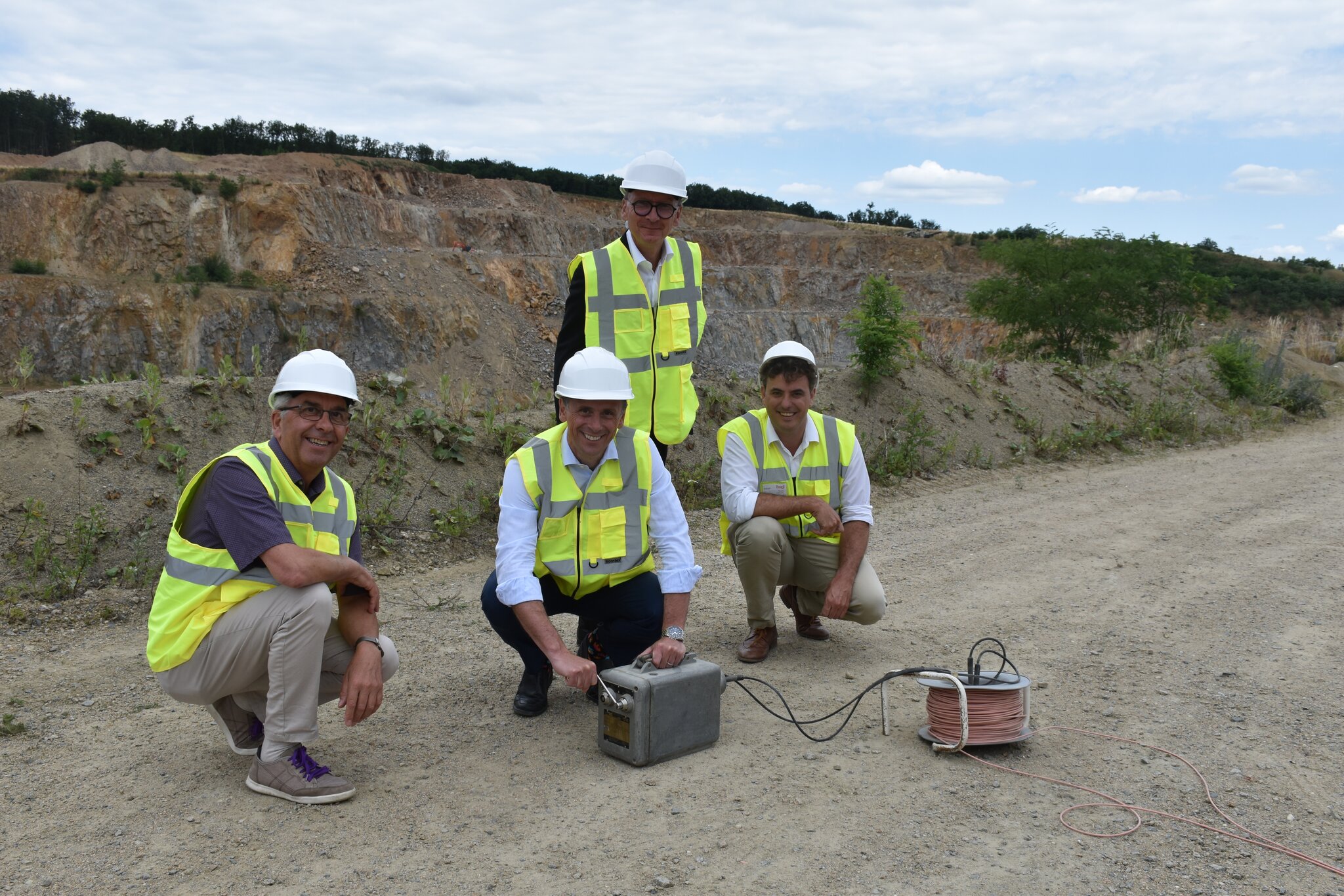 Betriebsbesichtigung des Steinbruchs Hengl in Limberg: 12.000 Tonnen in ...